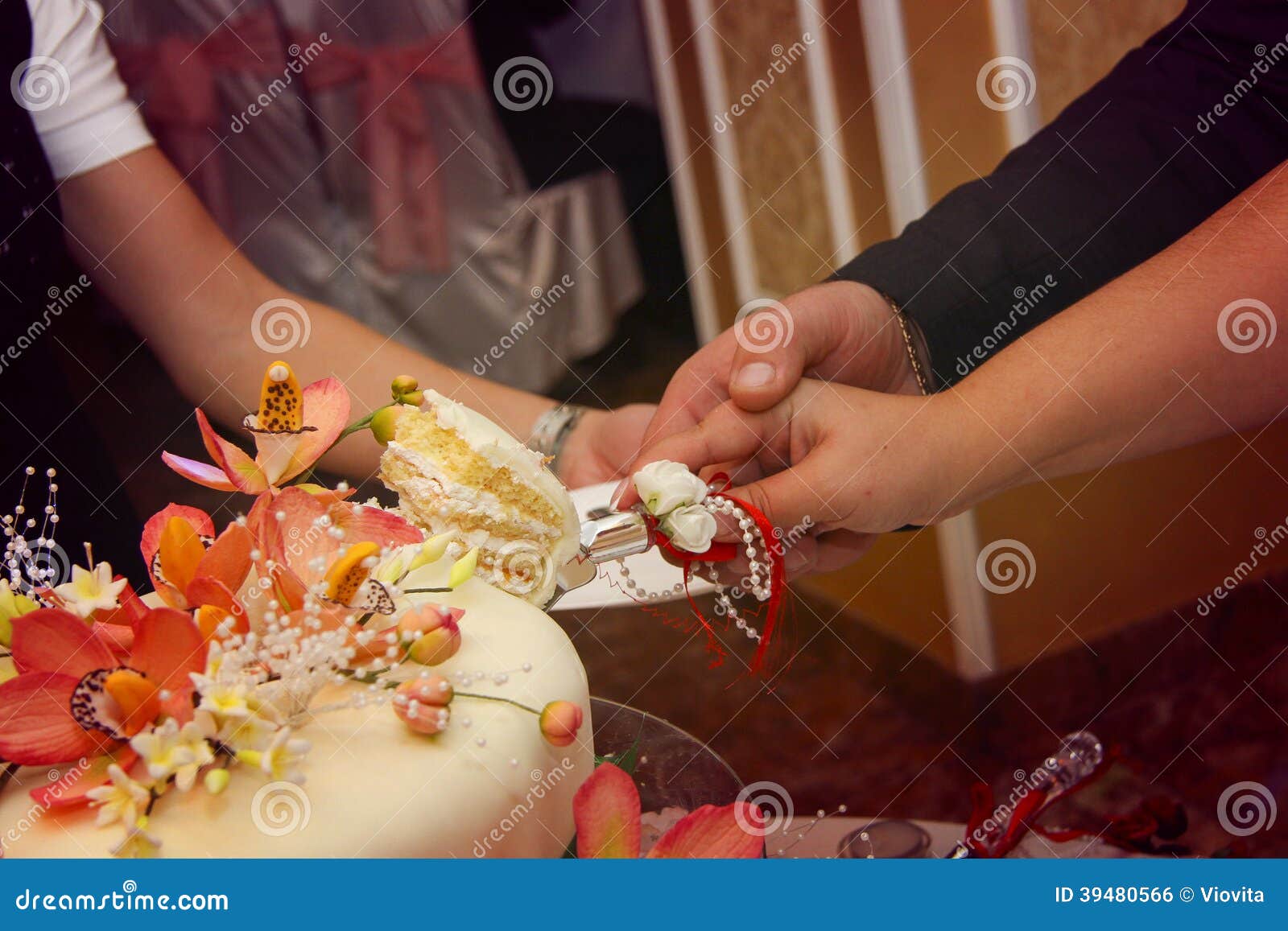 Bride and Groom Cut a Wedding Cake Stock Photo - Image of groom, knife ...