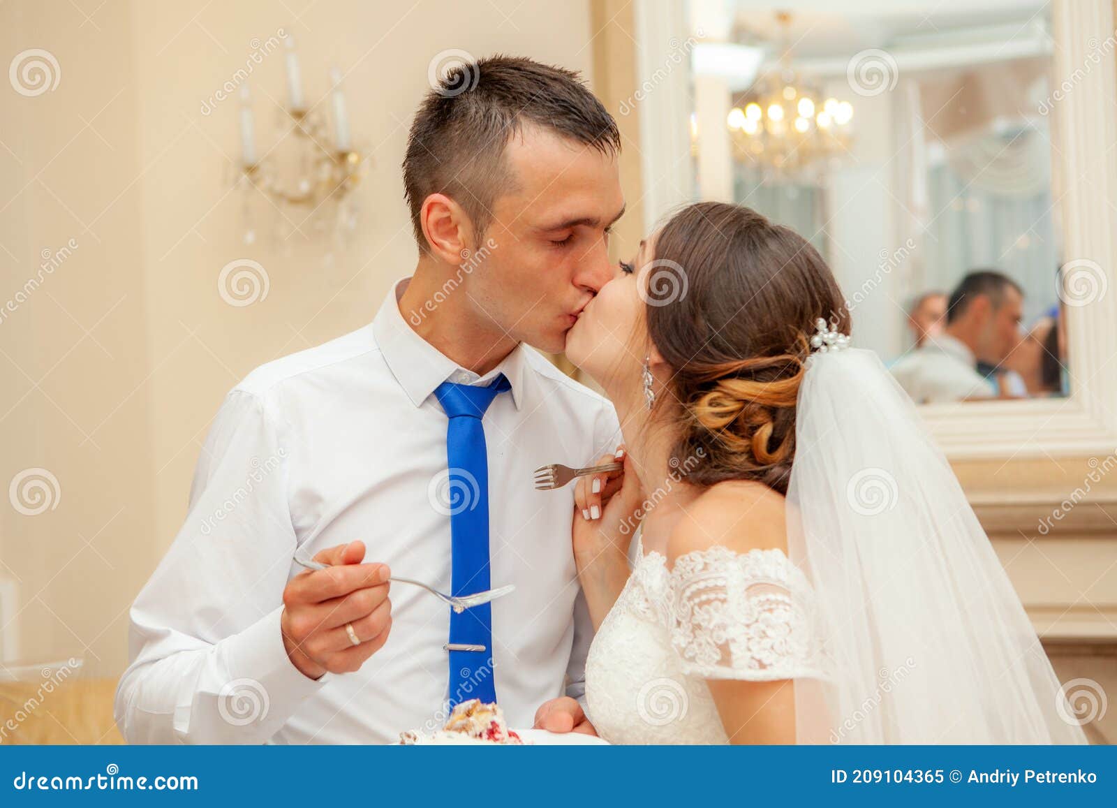 Bride and Groom Eat Wedding Cake Stock Image - Image of dessert, couple ...