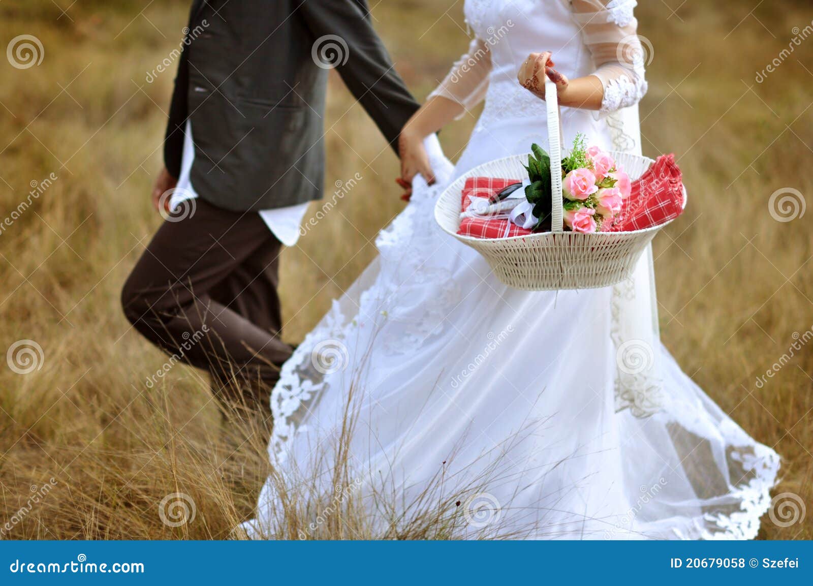 Bride Groom Running Stock Photos - Download 1,320 Royalty Free Photos