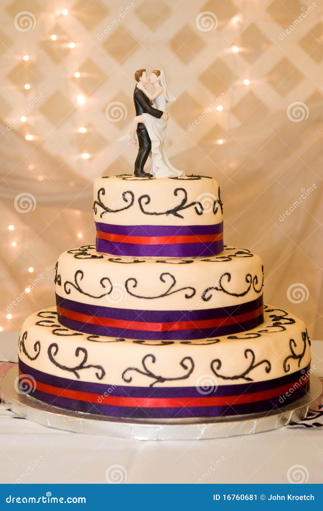 Bride & Groom on Wedding Cake Stock Image - Image of white, ivory: 16760681