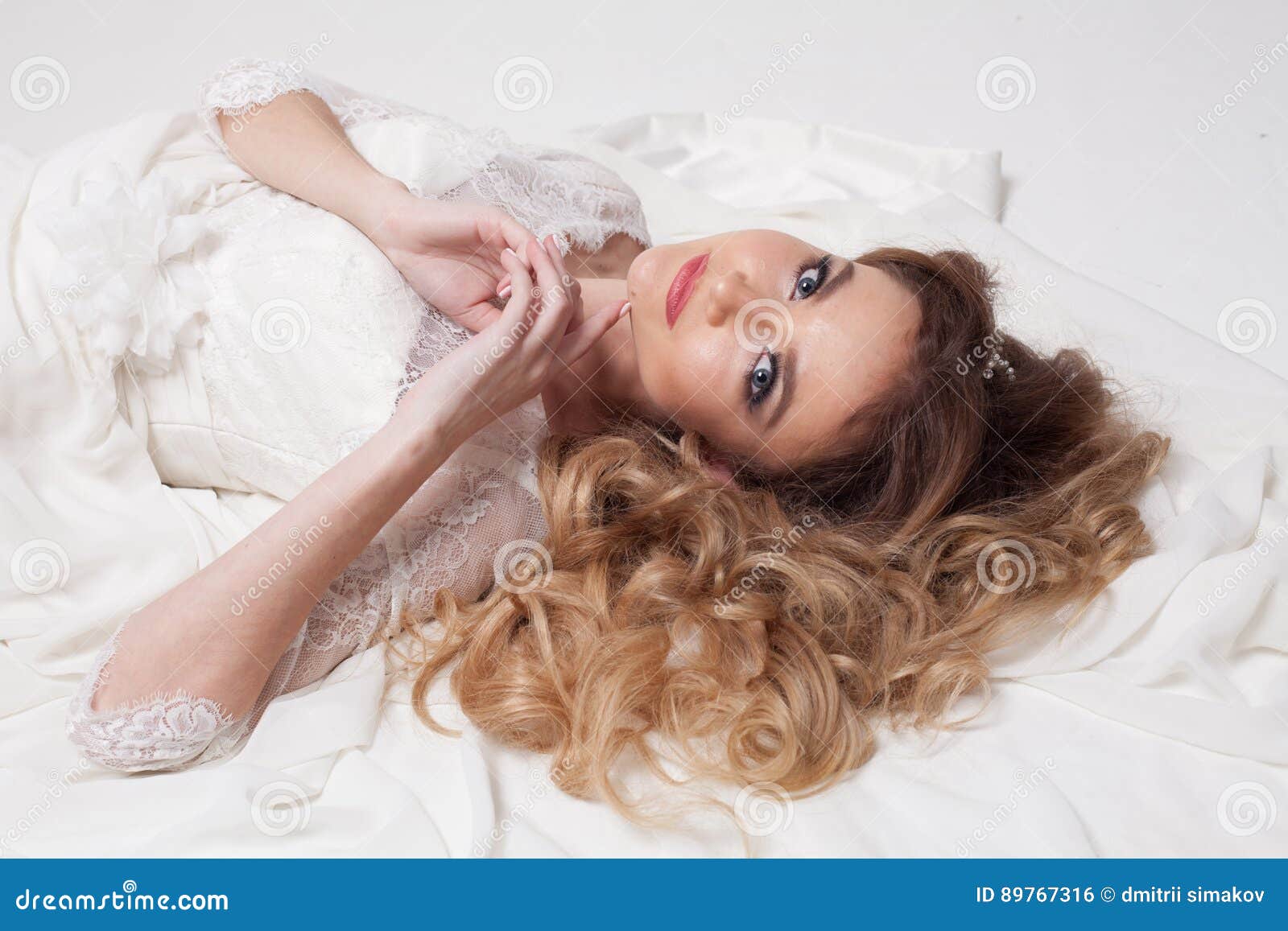 The Bride in Her Wedding Dress Lay Stock Photo - Image of blue, park ...