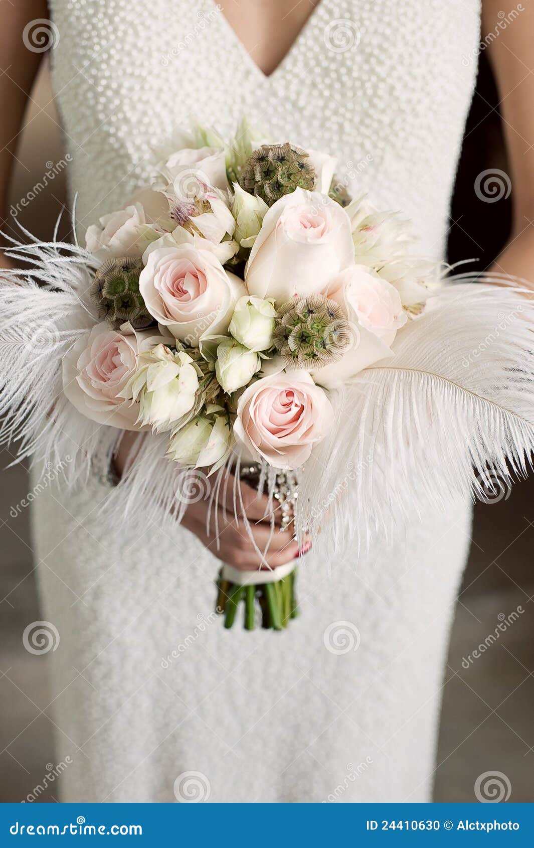 Bride Holding Bouquet of Roses with Feathers Stock Photo - Image of ...