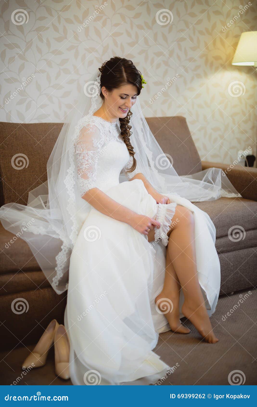 The Bride Wears a Wedding Garter on Leg Stock Photo - Image of elegant ...