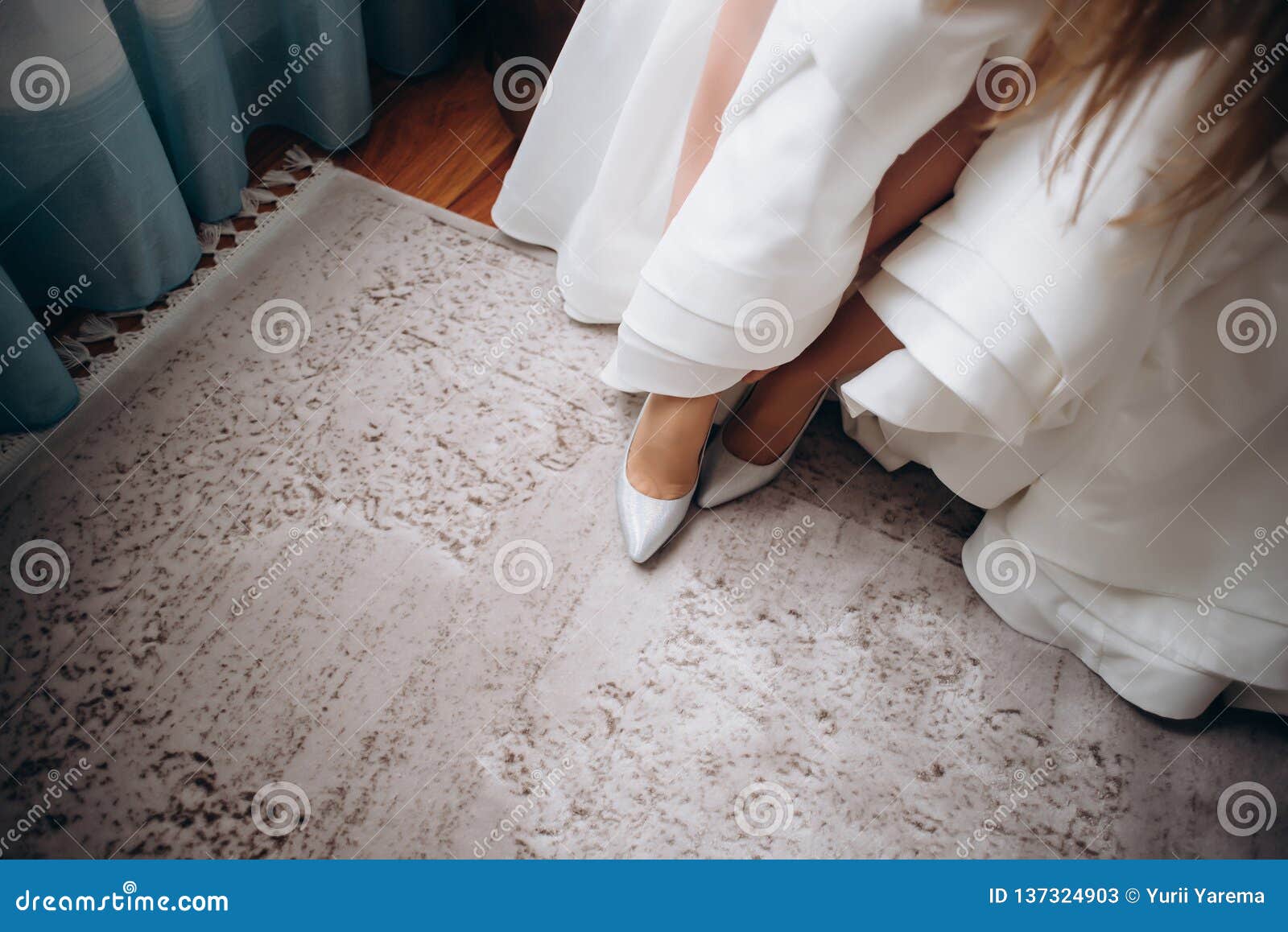 The Bride Wears A Lace White Garter On Her Leg Royalty-Free Stock ...