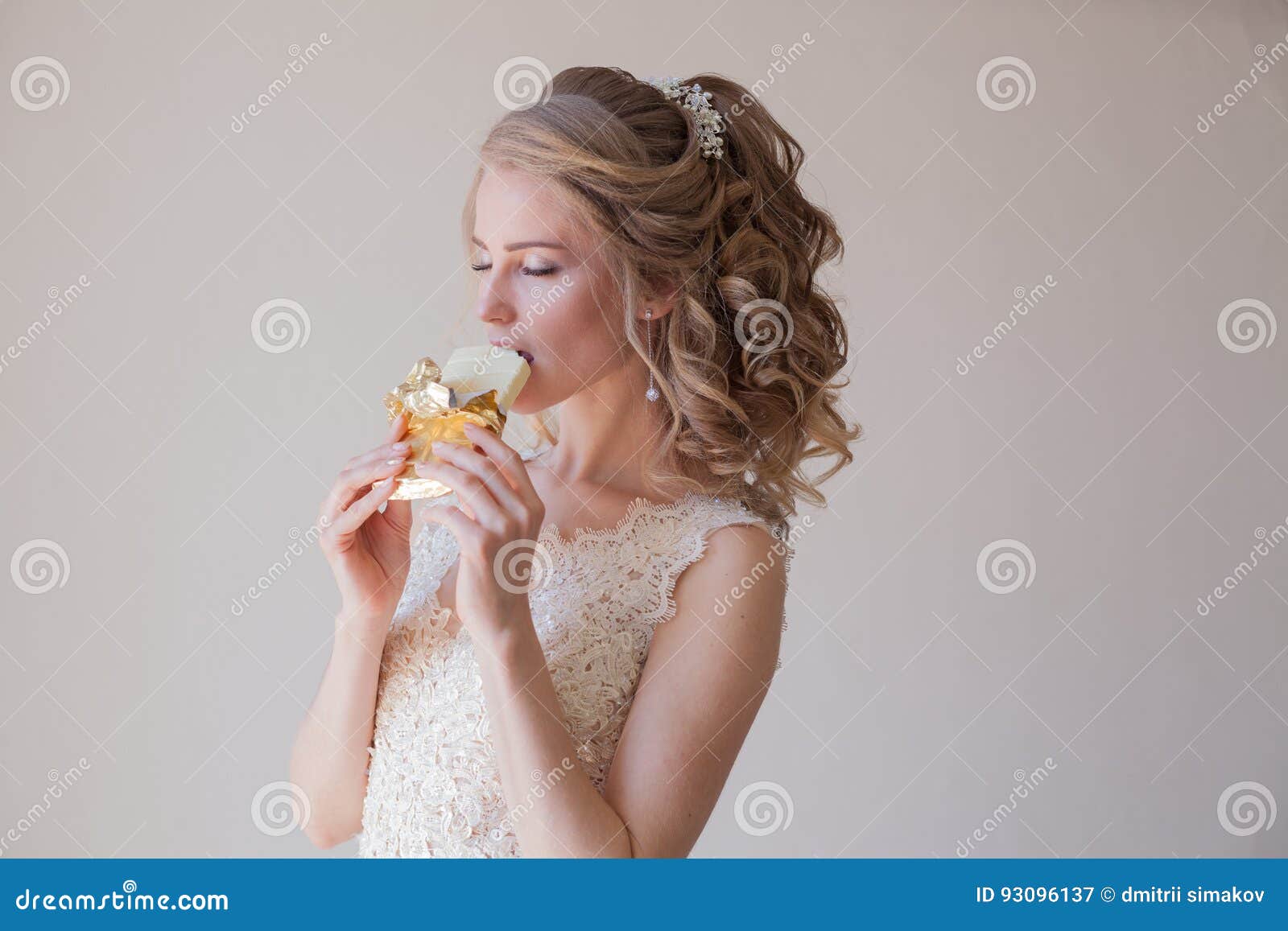 Candy Bar And Wedding Cake. Table With Sweets, Buffet With Cupcakes ...