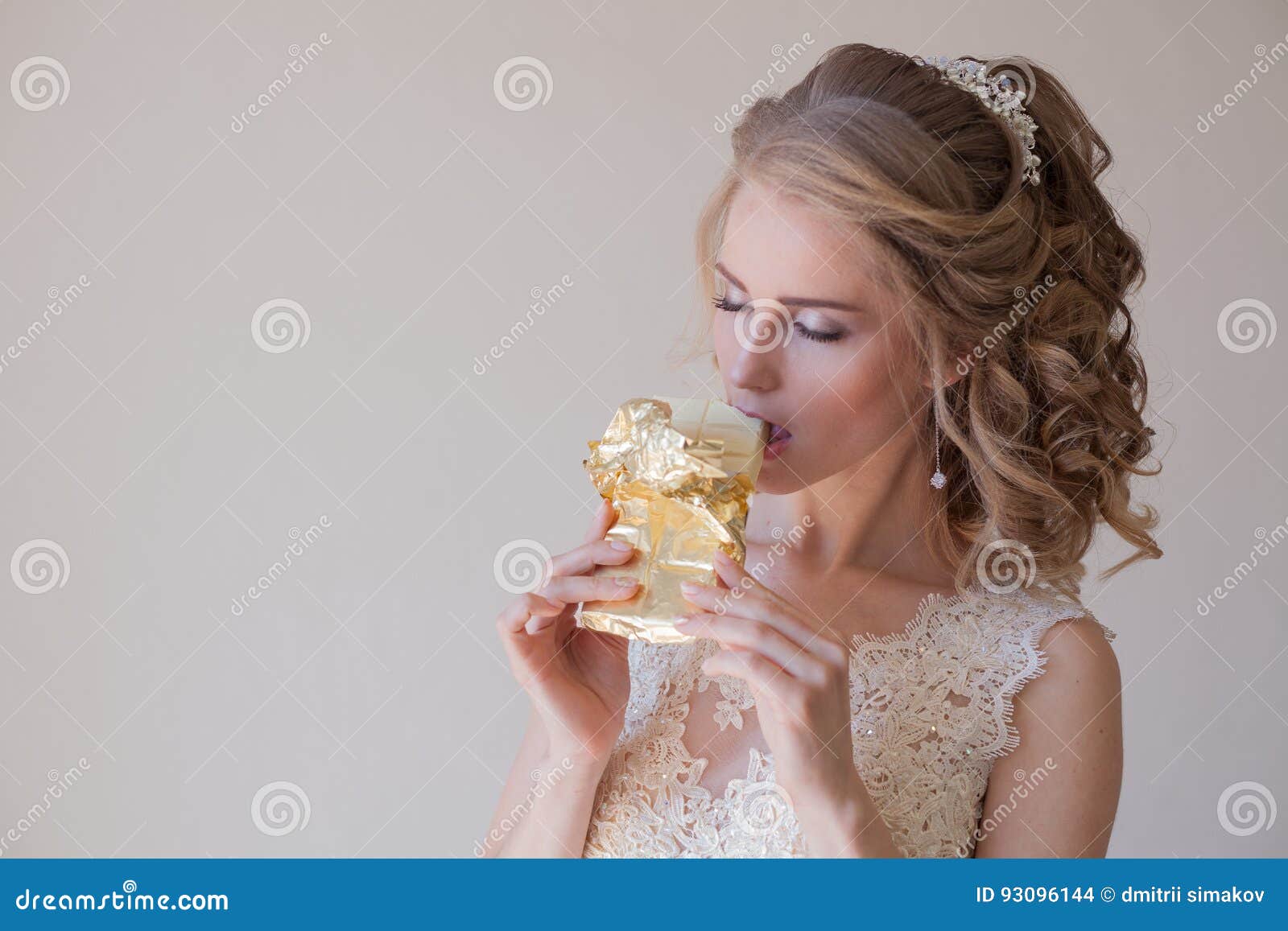 Candy Bar And Wedding Cake. Table With Sweets, Buffet With Cupcakes ...