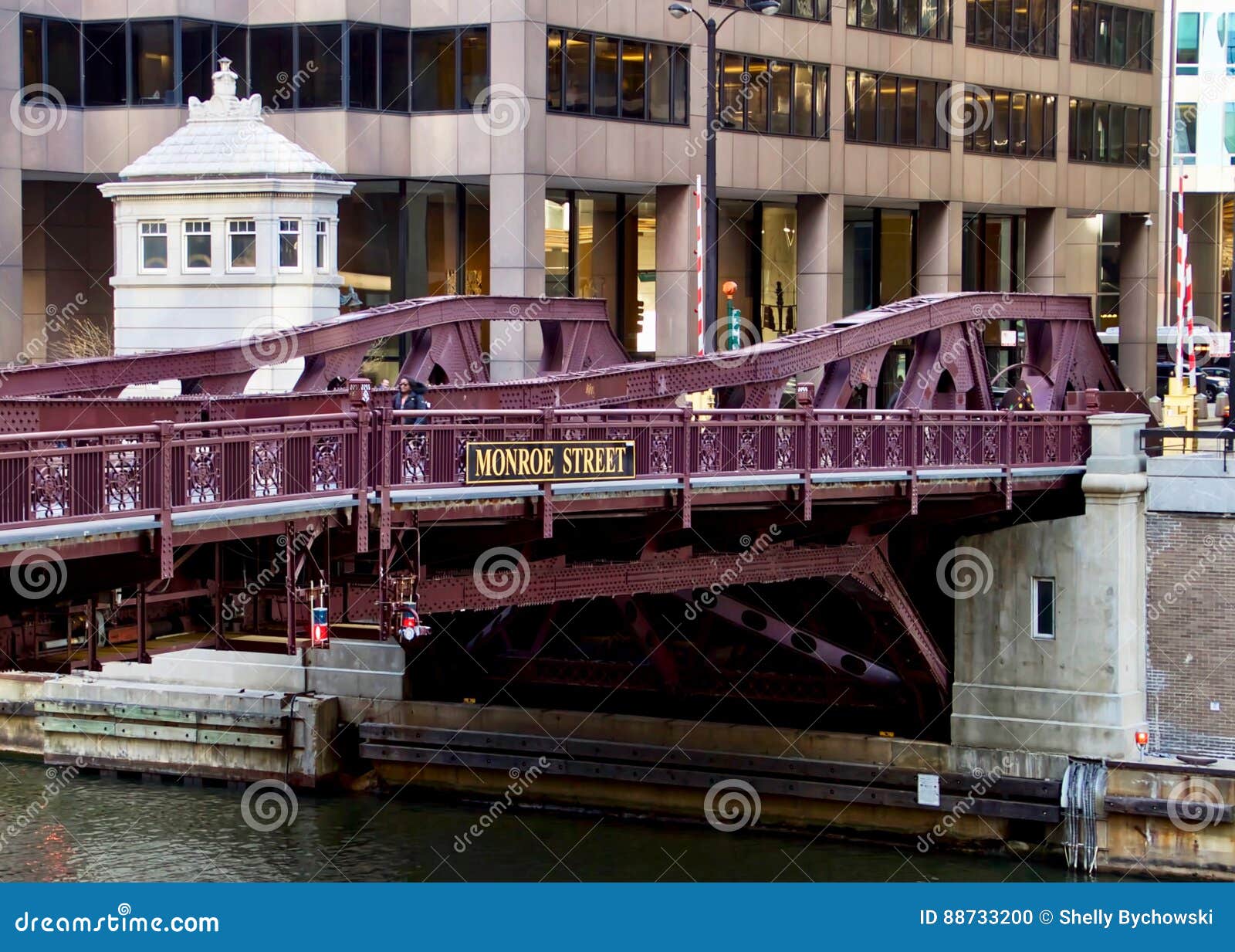 Monroe Street Bridge and Bridge House Over Chicago River during Rush ...