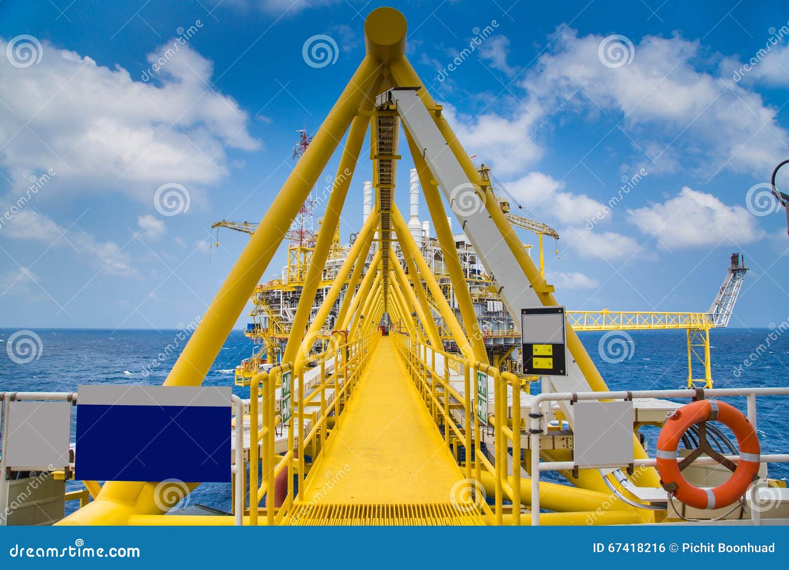 Bridge Connect between Oil and Gas Processing Platform and ...