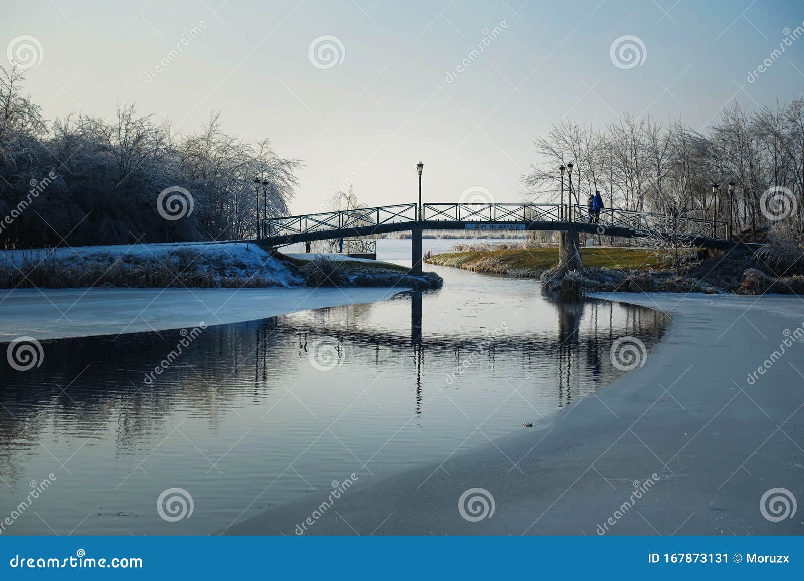 Bridge Over the Frozen Lake Stock Image - Image of crossing, inghetat ...