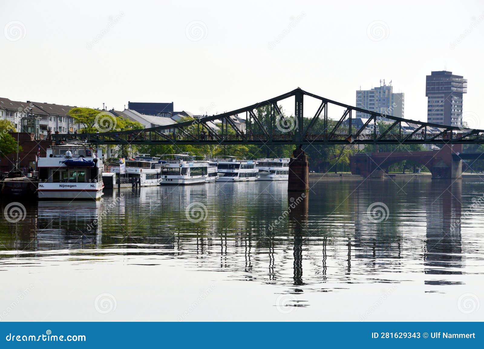 Bridge Over the River Main in Downtown Frankfurt, Hessen Editorial ...
