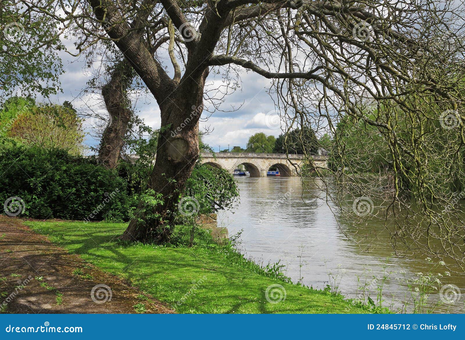 Bridge Over the River Thames in Berkshire, England Stock Photo - Image ...