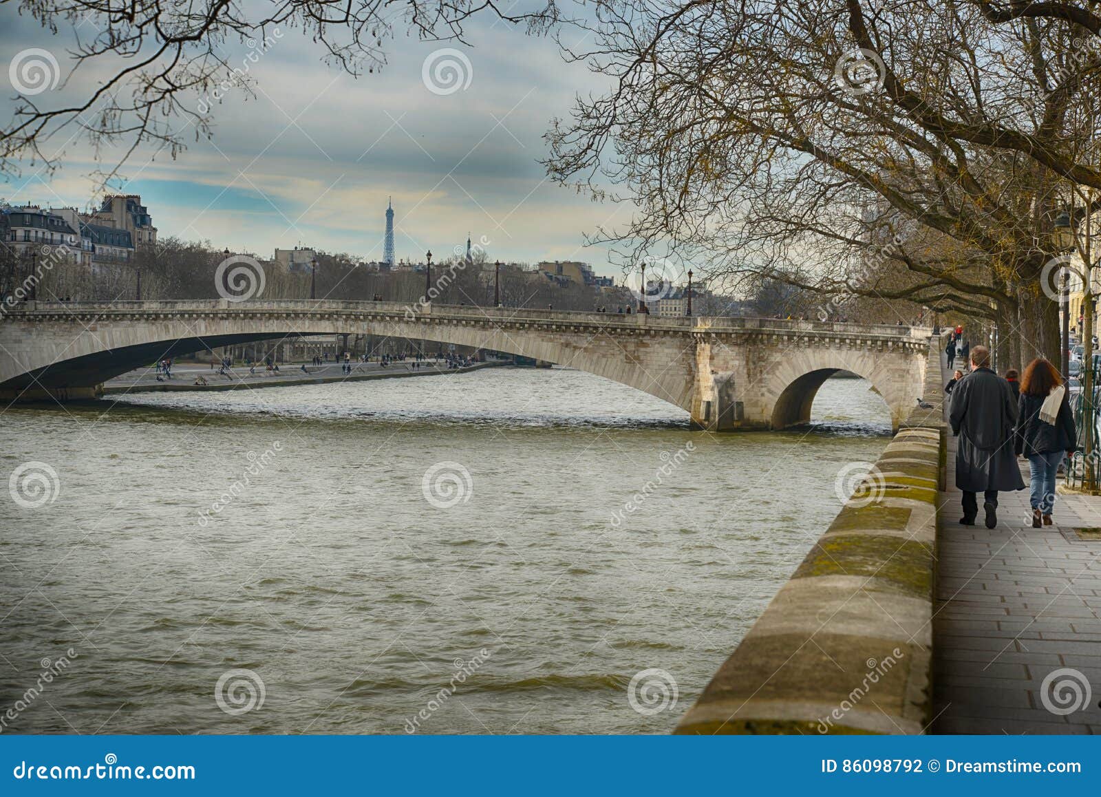 Bridge over Seine, Paris editorial photography. Image of couple - 86098792