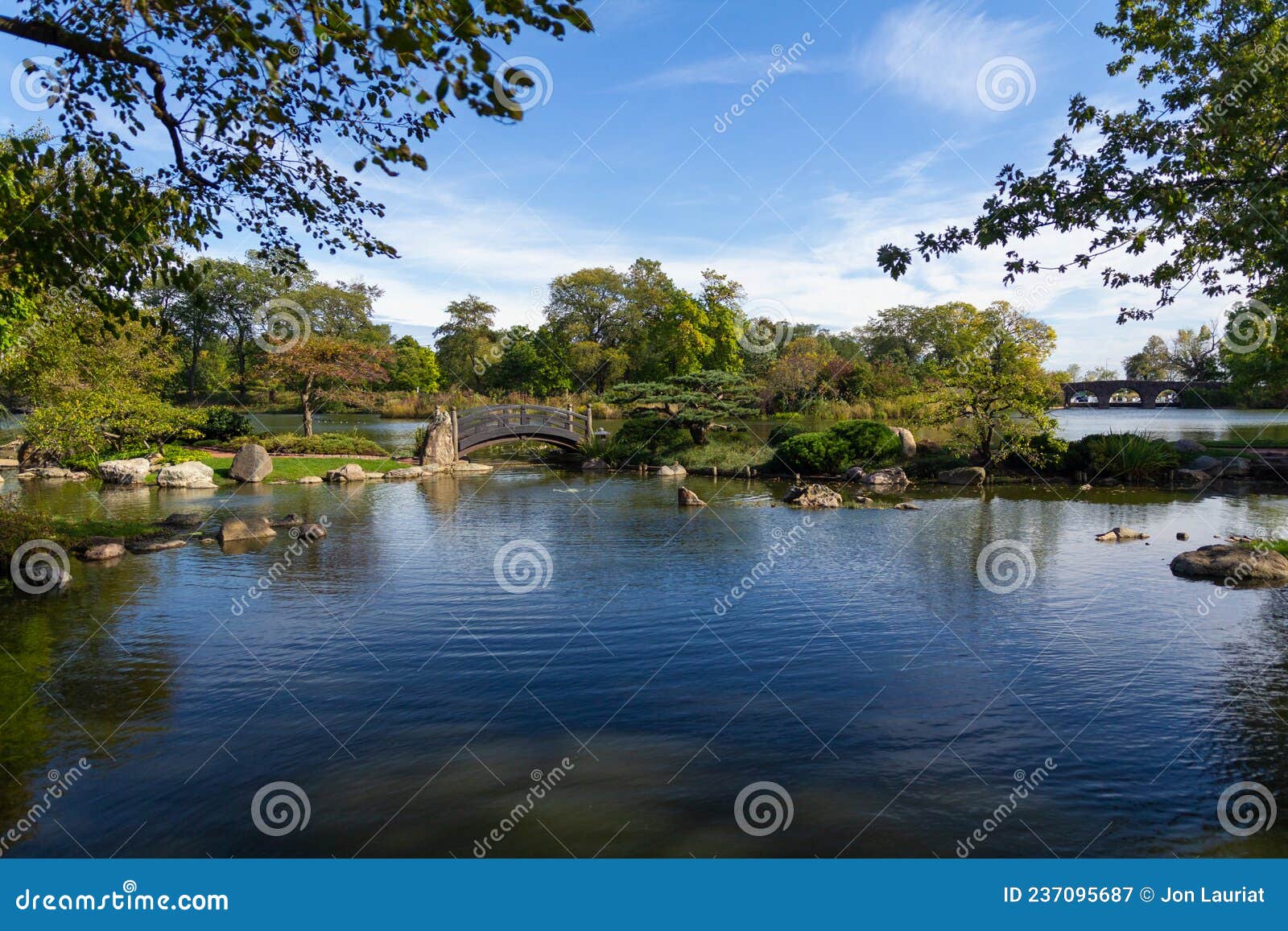 Bridge and Pond in the Garden of the Phoenix (Osaka Garden) in Chicago ...