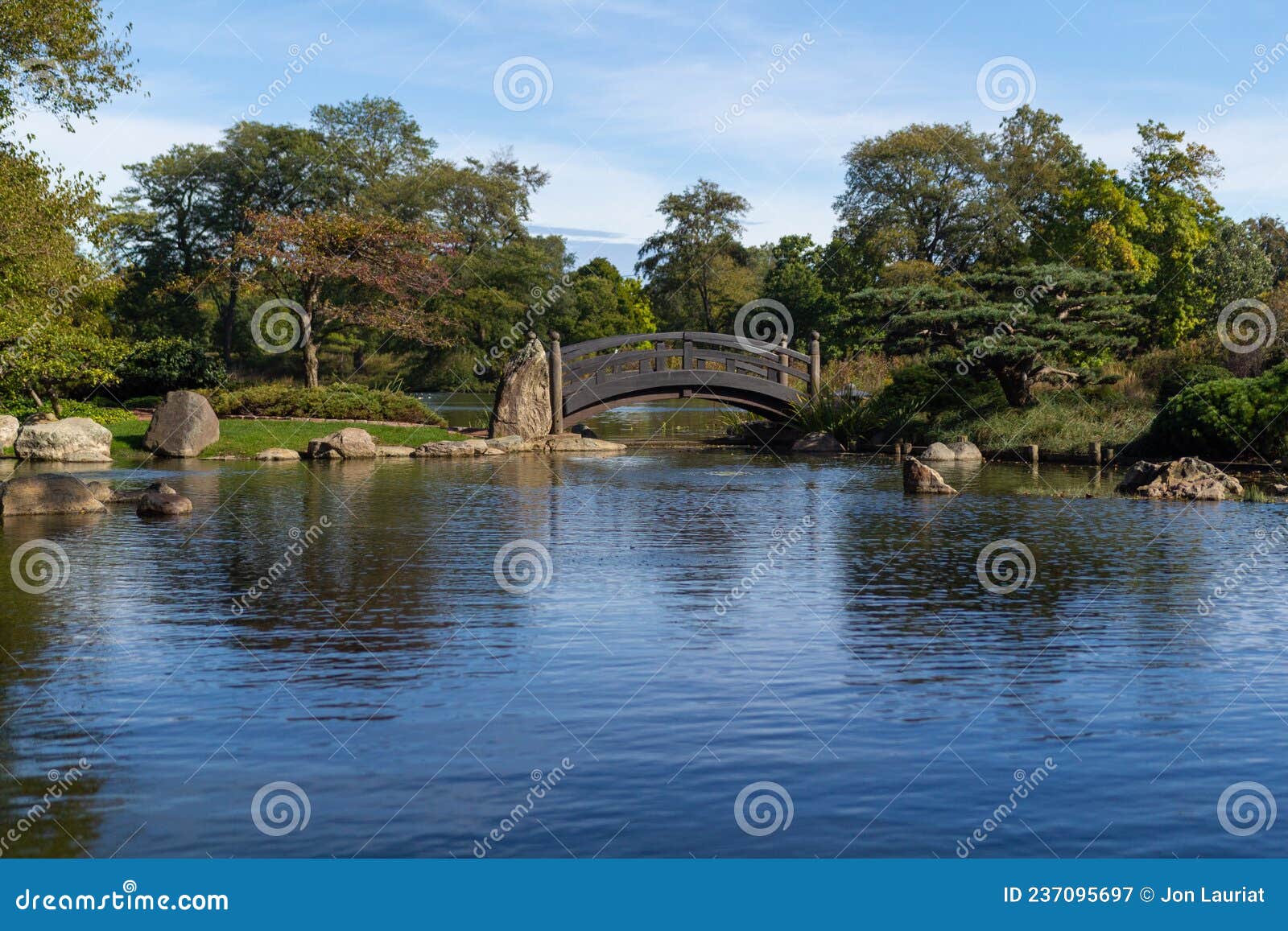 Bridge and Pond in the Garden of the Phoenix (Osaka Garden) in Chicago ...
