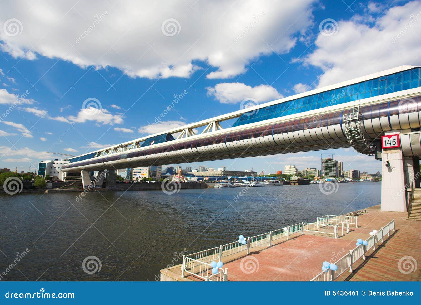 Bridge and skyscraper stock image. Image of architecture - 5436461