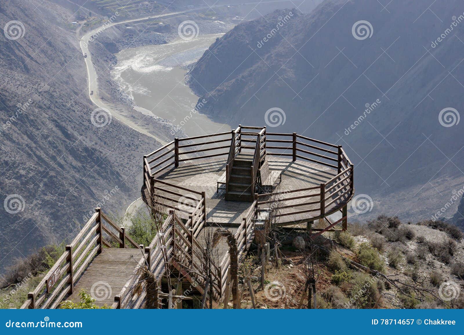 Bridge Vantage Point of Scenic Omega Bend of Yangtze River Yunan, China ...