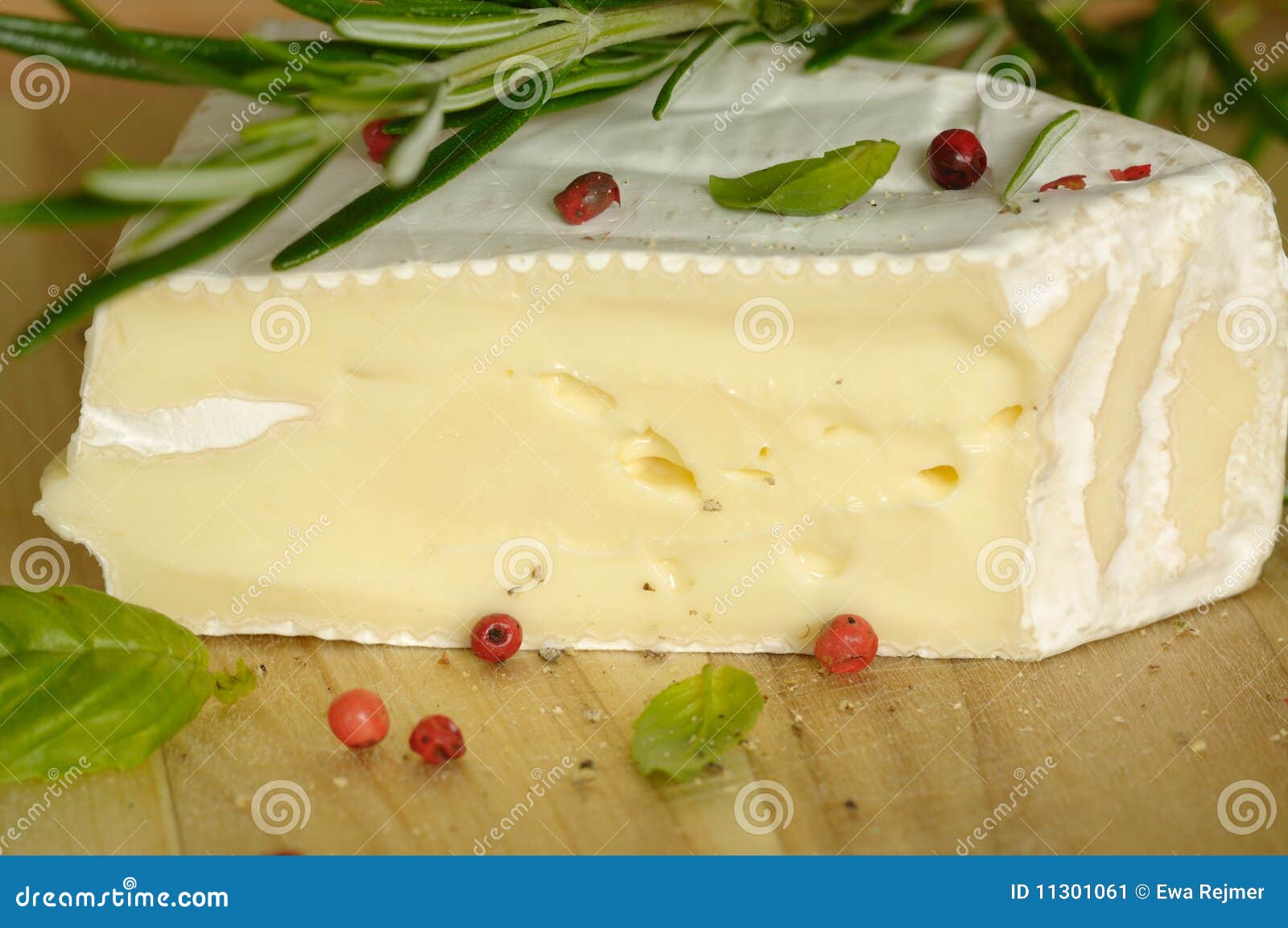 Brie image stock. Image du herbe, crémeux, morceau, brie - 11301061