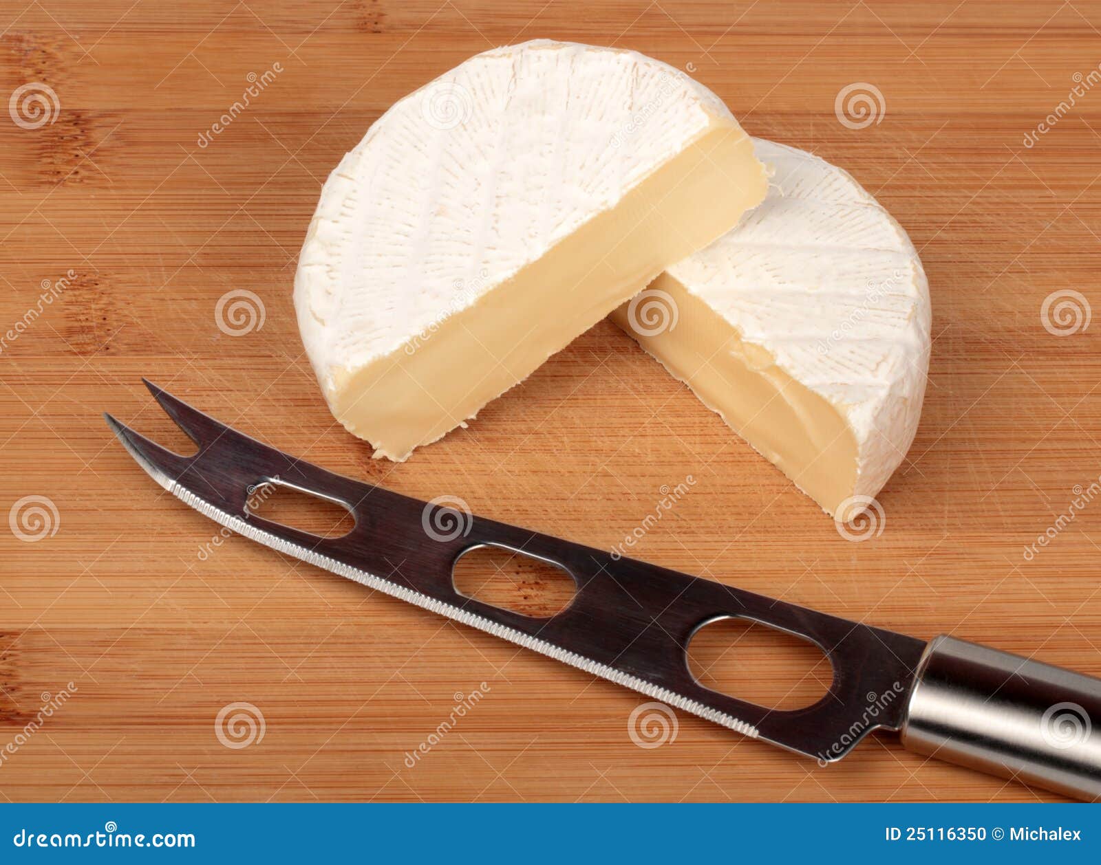 Brie stock foto. Image of sectie, voeding, kaas, snack - 25116350