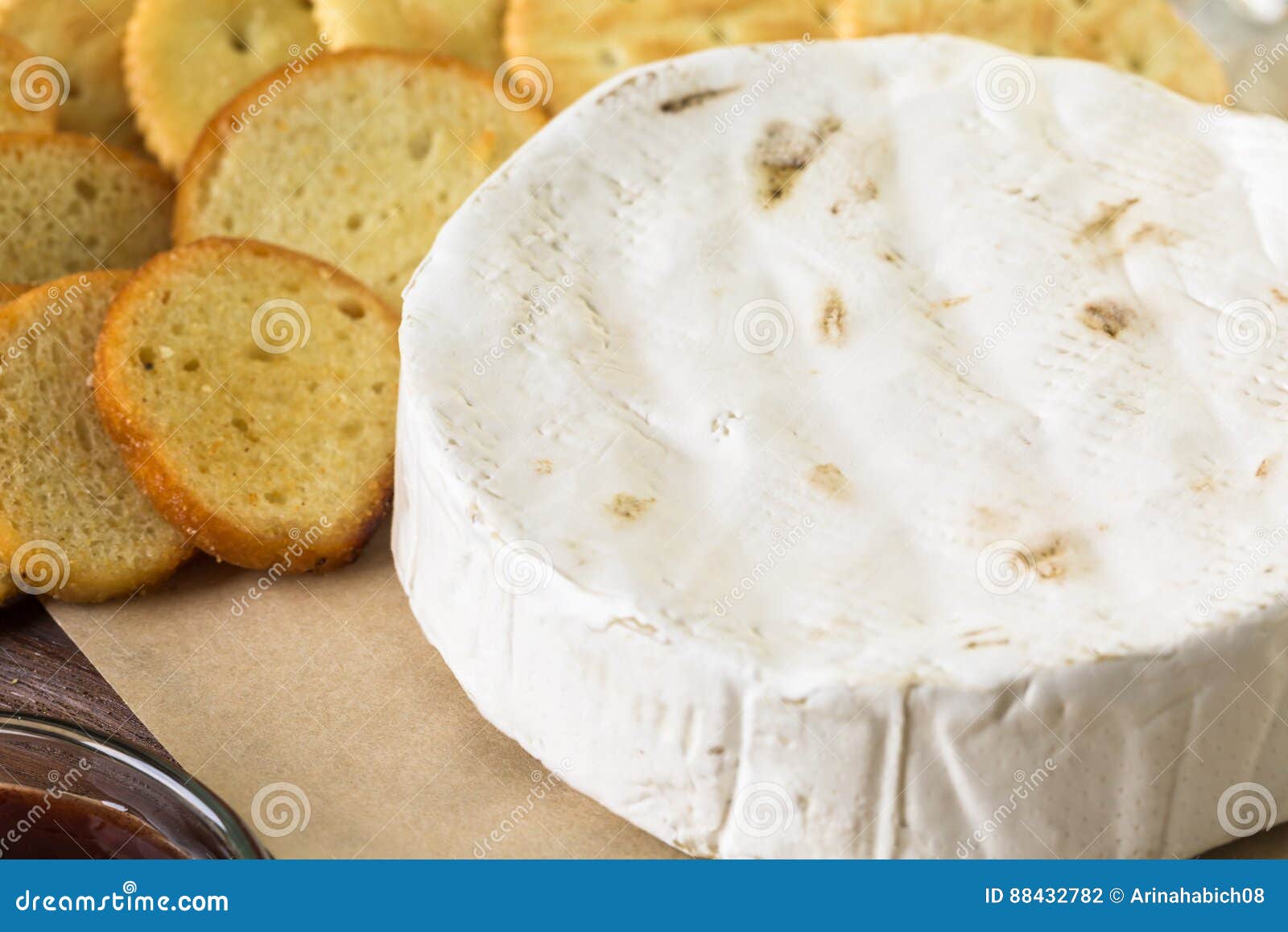Brie Cheese foto de stock. Imagem de queijo, prato, biscoitos - 88432782