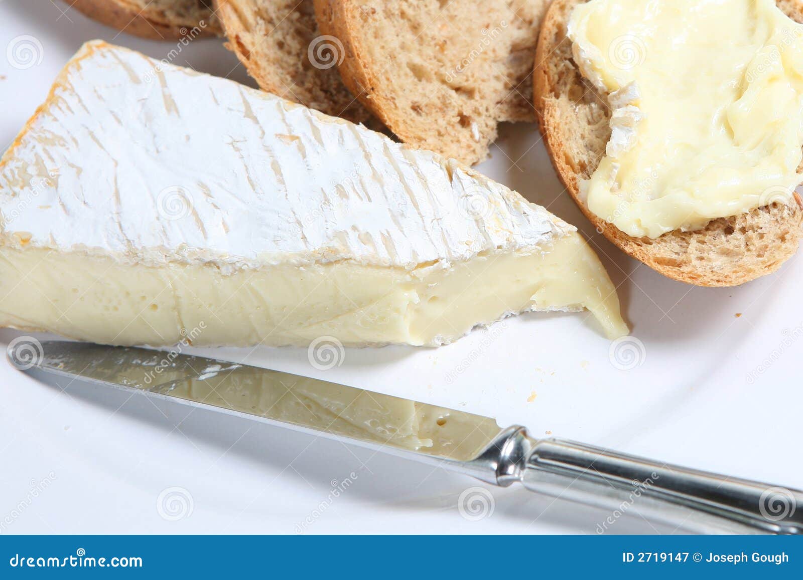 Brie et pain image stock. Image du camembert, fromage - 2719147