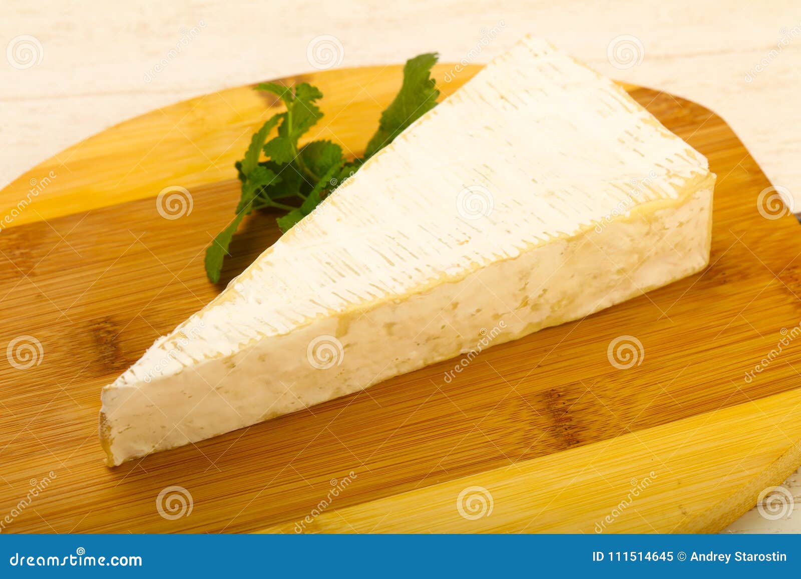 Brie ser obraz stock. Obraz złożonej z wierzchołek, drewniany - 111514645