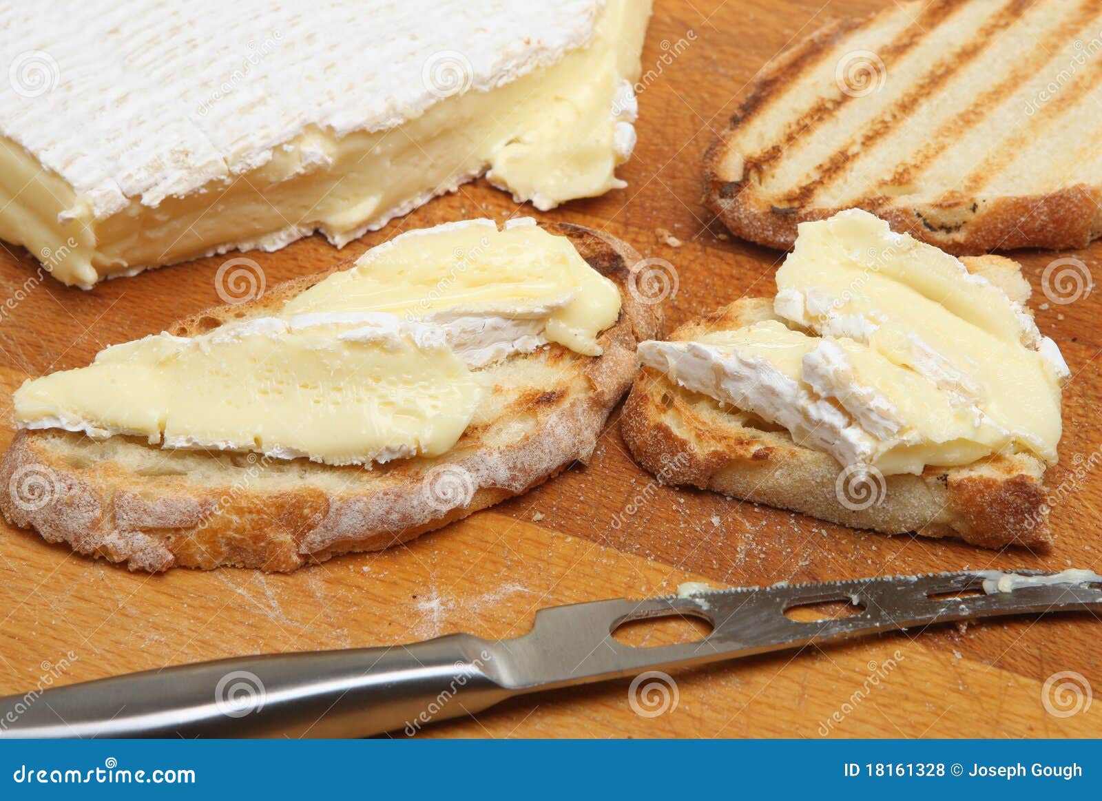 Brie sur le pain grillé photo stock. Image du déjeuner - 18161328