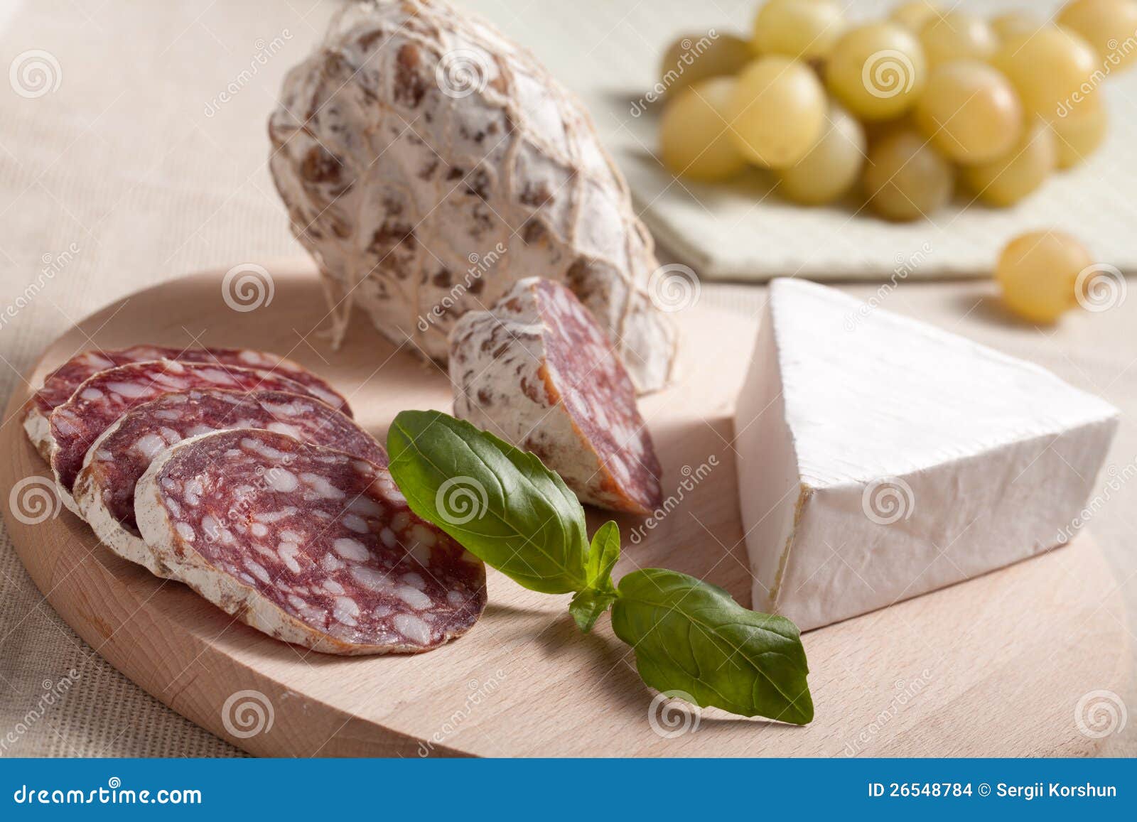 Brie Traditionnel De Fromage De Salami, Raisins, Basilic Photo stock ...