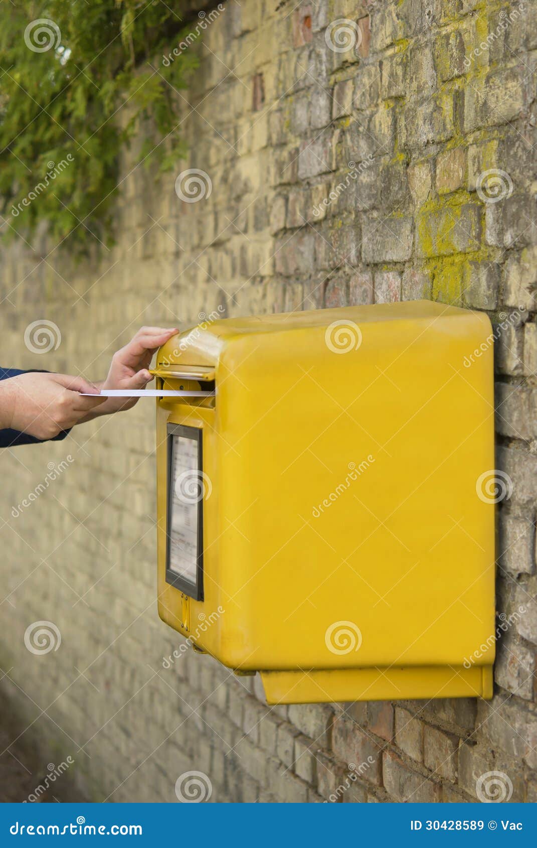 Brievenbus stock afbeelding. Image of traditioneel, geel - 30428589