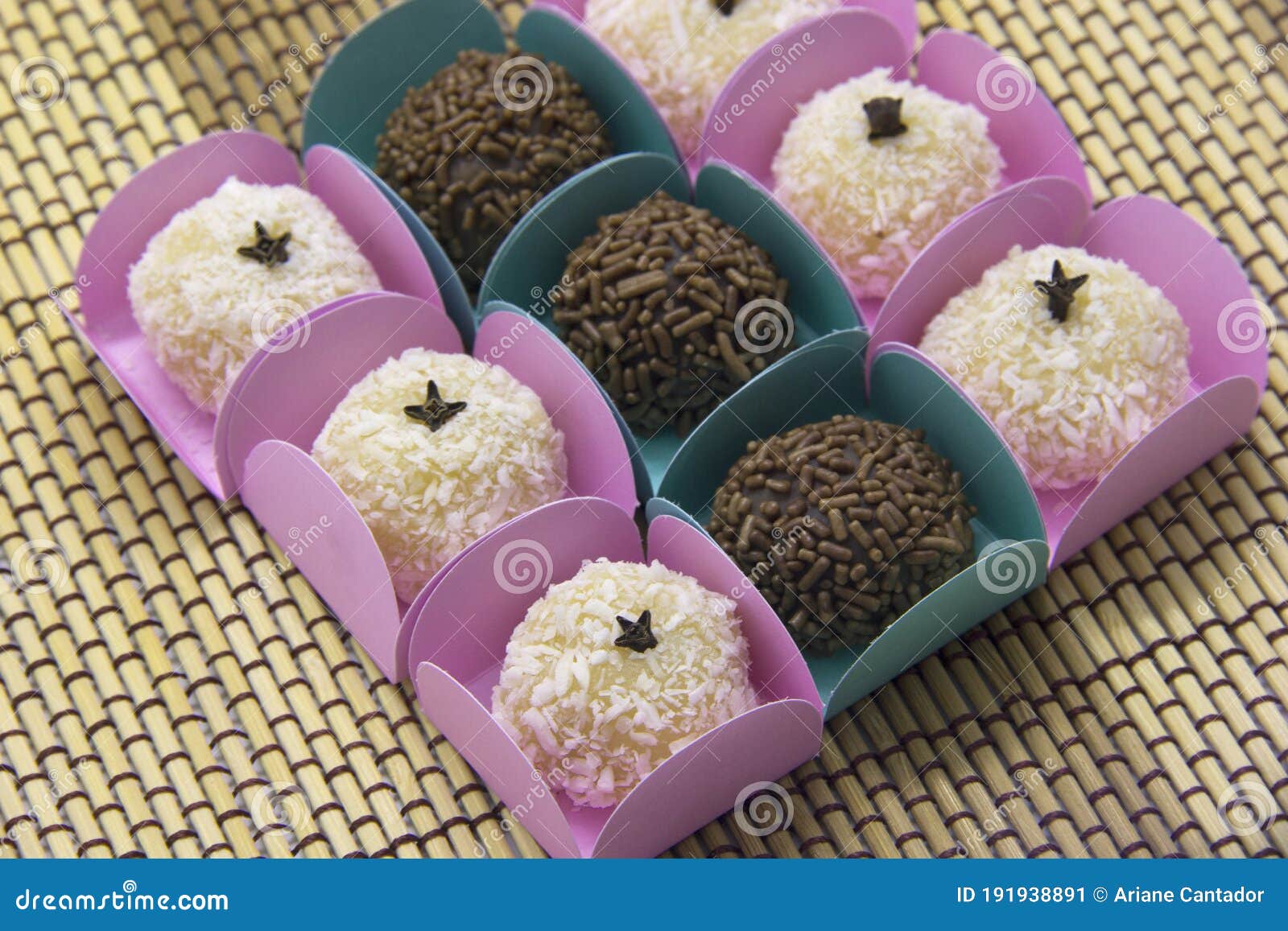Brigadeiro-doce Tradicional Brasileiro E Beijinho Imagem de Stock ...