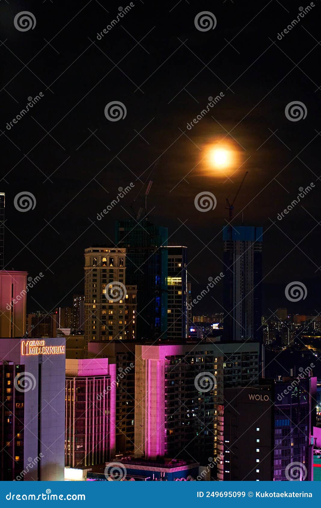 Bright Full Moon in the Night Sky Over the Metropolis Editorial Stock ...
