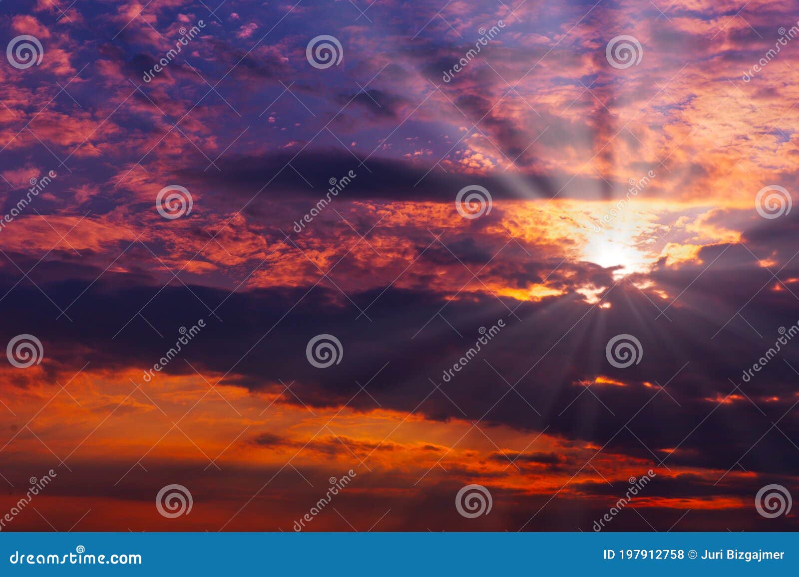 Bright Himmel Med Sol Och Moln Arkivfoto - Bild av ovanför, himmel ...