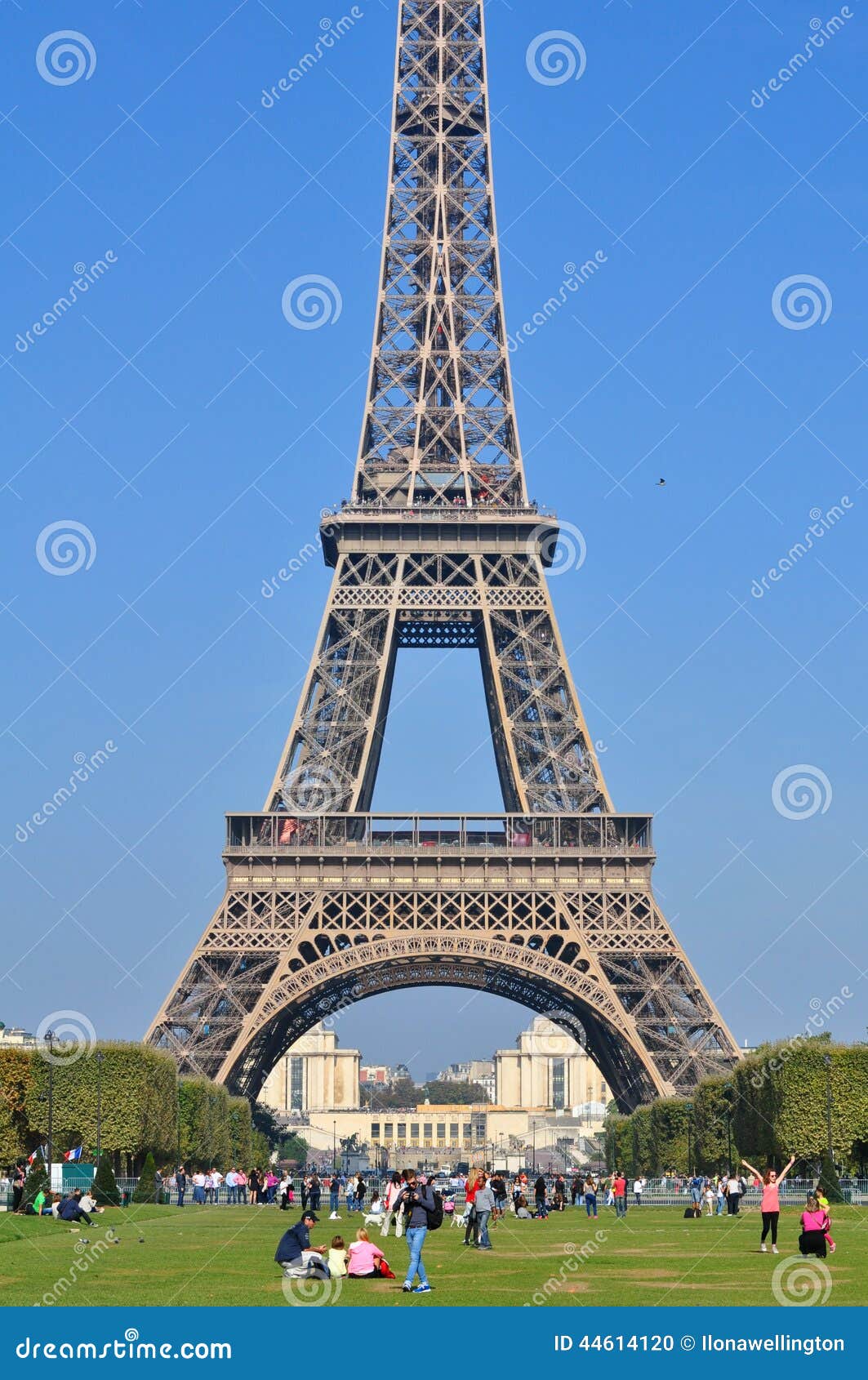 Bright sunny day in Paris editorial image. Image of france - 44614120
