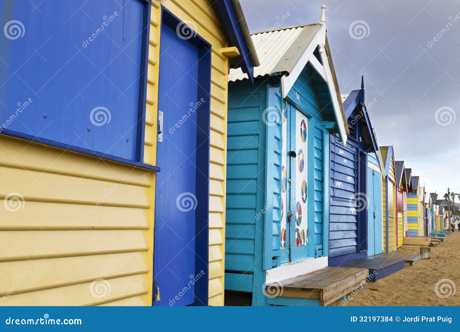 Brighton Bathing Boxes photo stock. Image du personne - 32197384