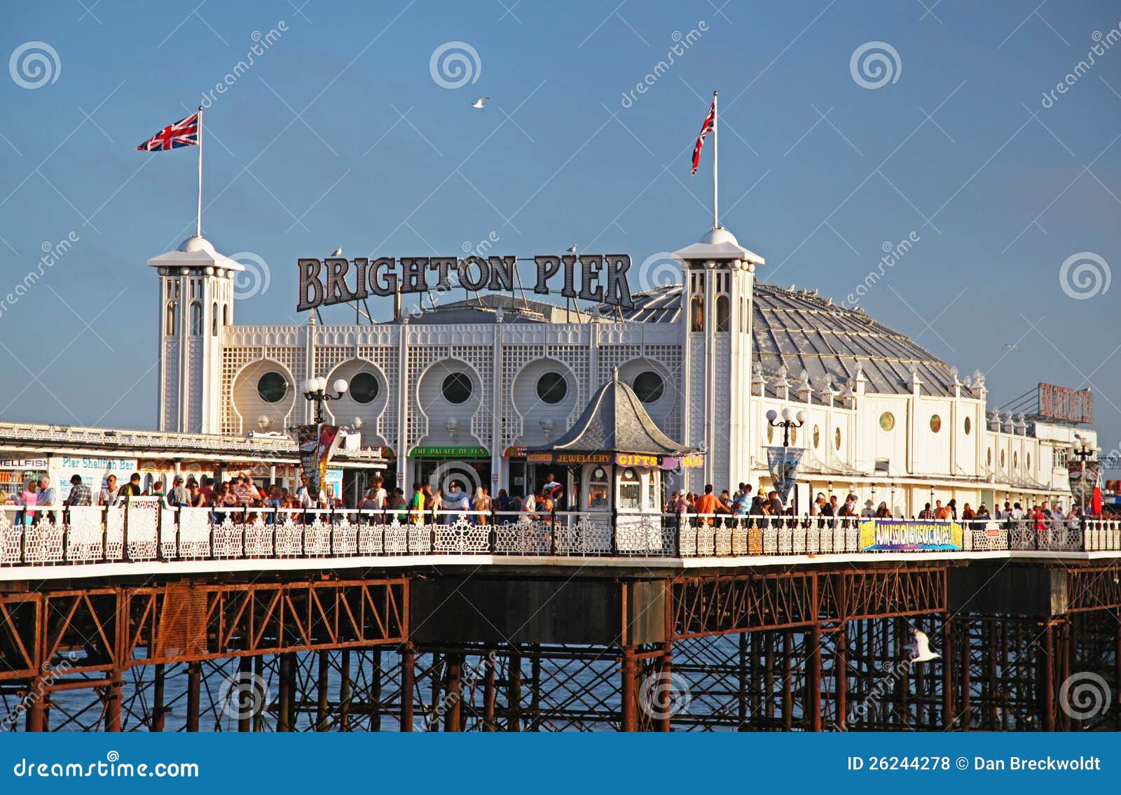 Brighton-Pier am Sommer redaktionelles stockfoto. Bild von seebrücke ...