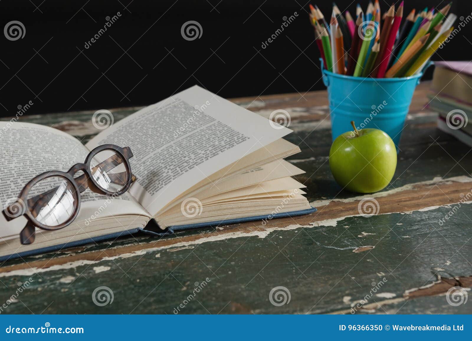 Bril Op Open Boek Met Penhouder En Appel Stock Foto - Image of primair ...