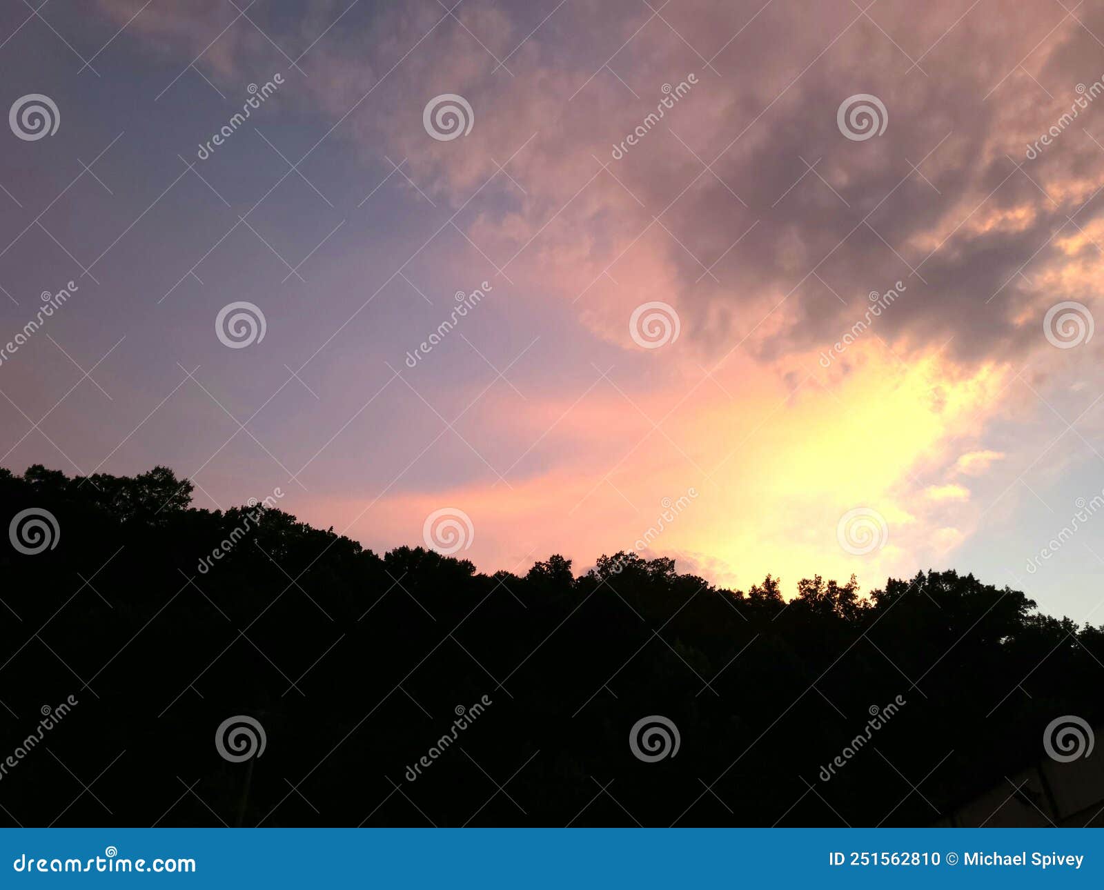 Brilho do sol com nuvens foto de stock. Imagem de alvorecer - 251562810