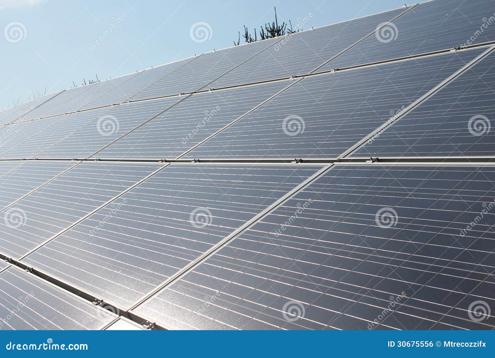 Brillante Y Sunny Solar Panels Foto de archivo - Imagen de mirando ...