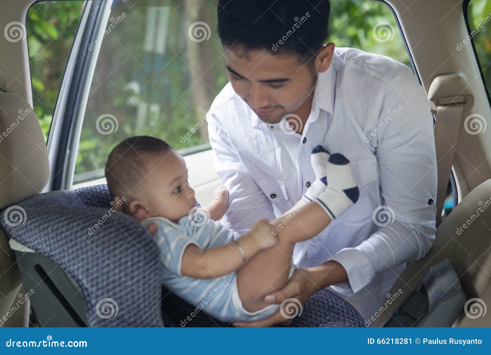 Bringen Sie Lifting Sein Baby Vom Auto Seat Hervor Stockbild - Bild von ...