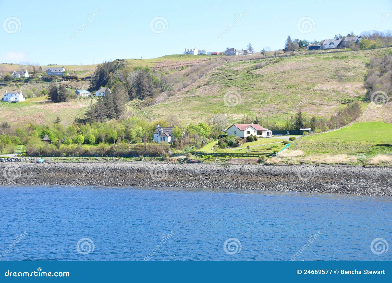 Bringt Ein Langes Das Ufer Unter Stockbild - Bild von ufer, feiertage ...