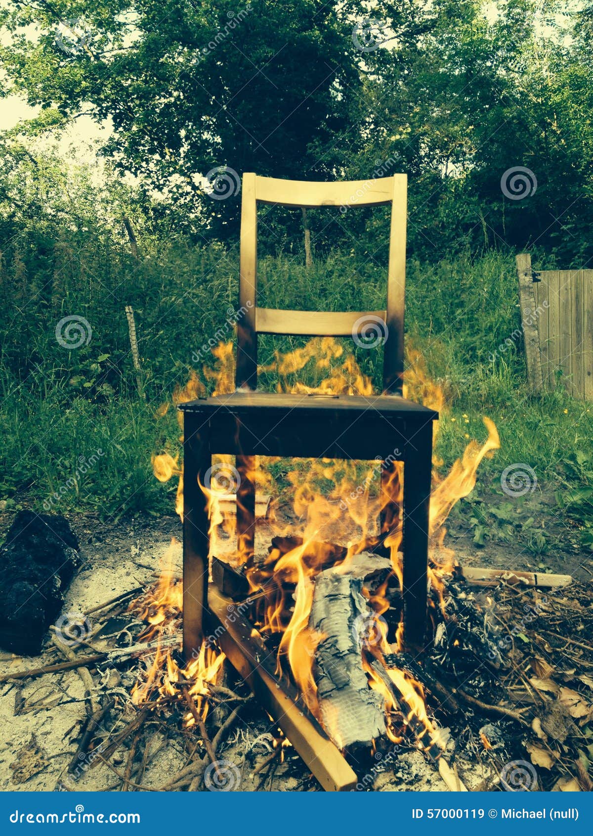 Brinnande stol fotografering för bildbyråer. Bild av flammor - 57000119