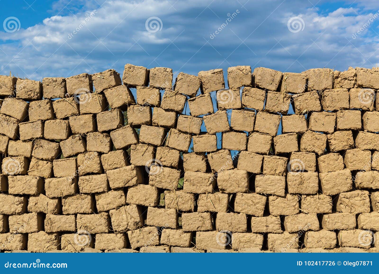 Brique Faite D'argile Et Paille Photo stock - Image du lifestyle, earth ...