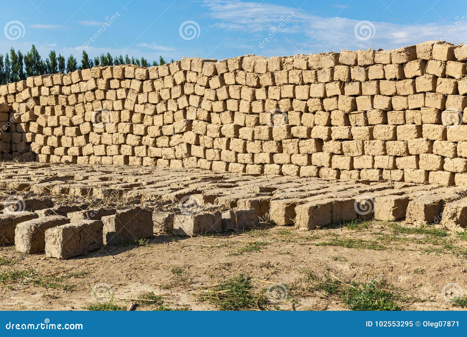 Brique Faite D'argile Et Paille Image stock - Image du orange ...