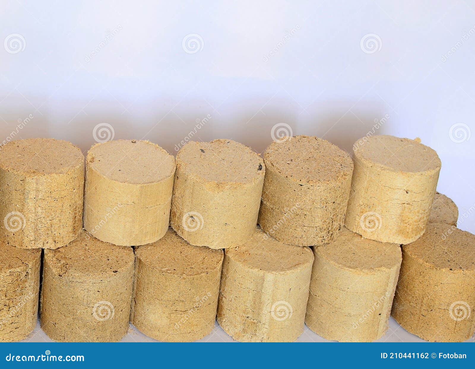 Briquetes De Madeira Em Uma Rodada Foto de Stock - Imagem de redondo ...