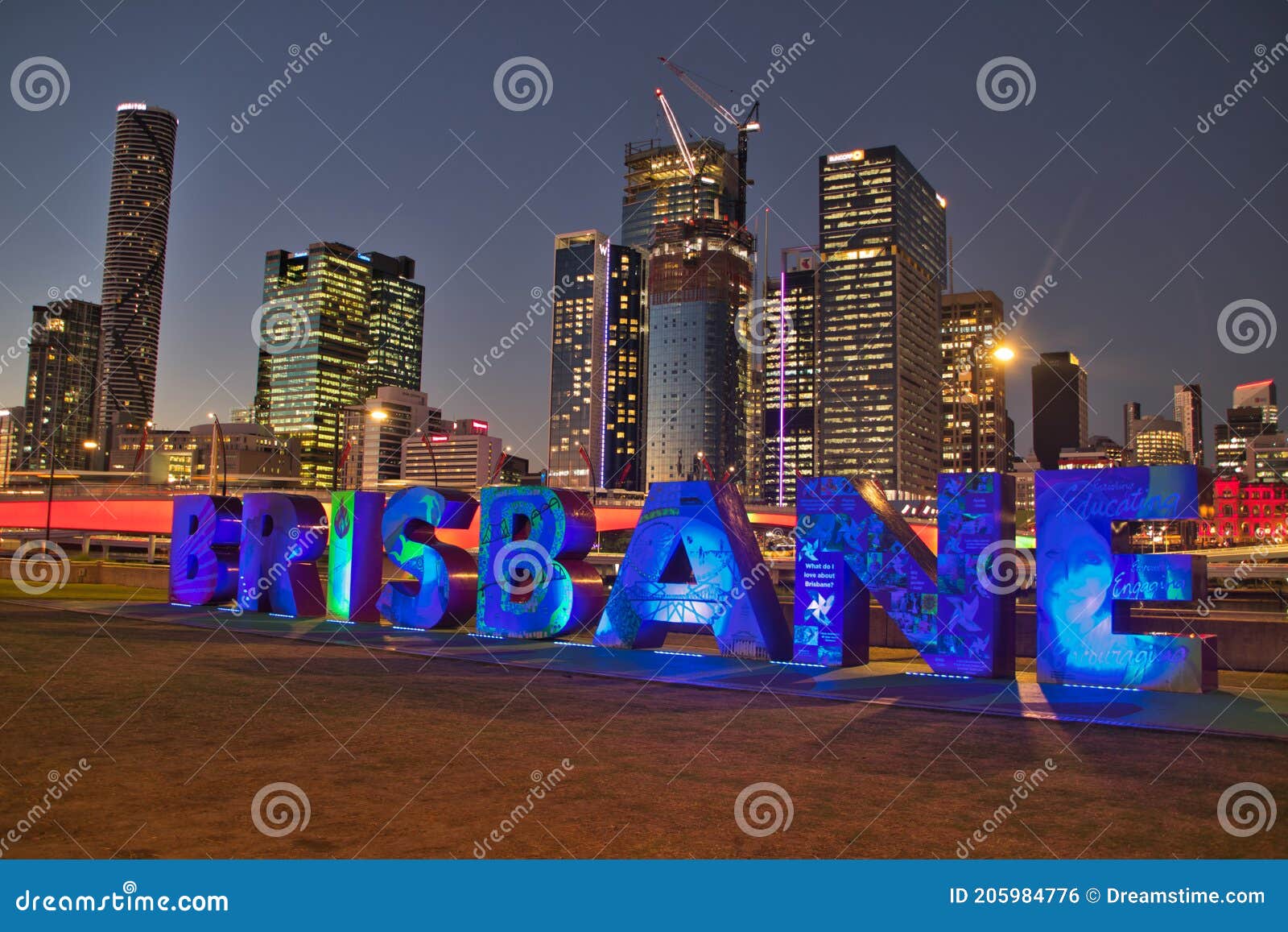 Brisbane Skyline at dawn editorial photo. Image of park - 205984776
