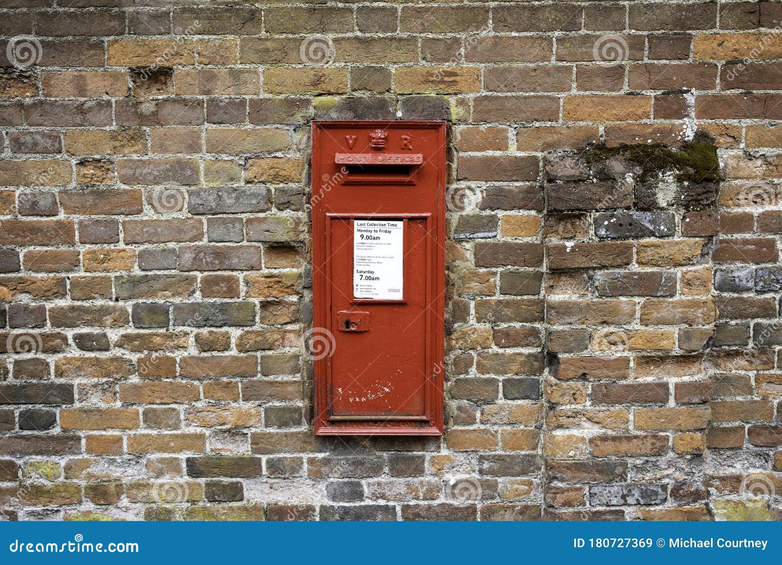 Britischer Postfach Auf Einer Ziegelmauer in England. Redaktionelles ...
