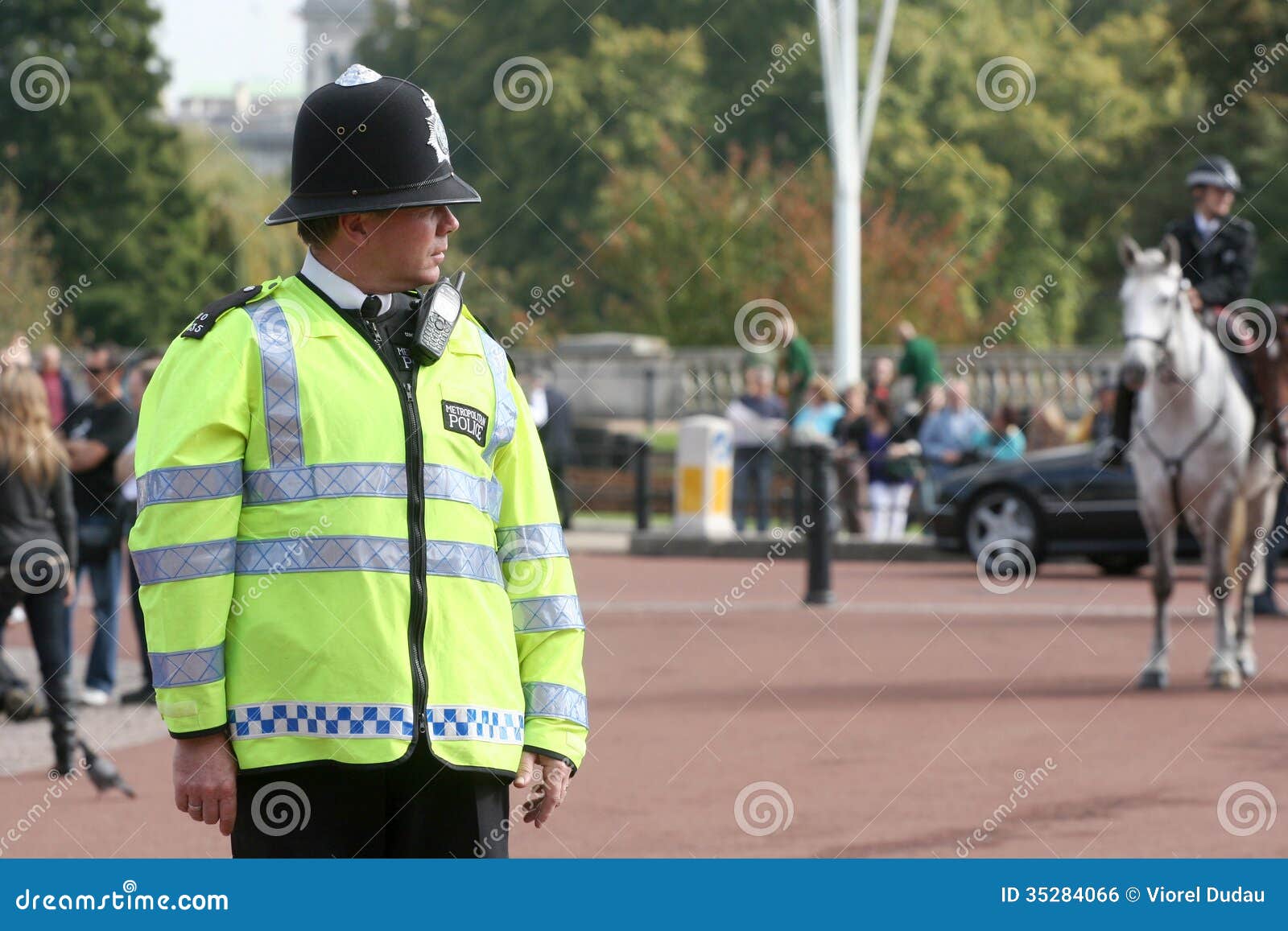Britse politieman redactionele foto. Image of agent, patrouille - 35284066