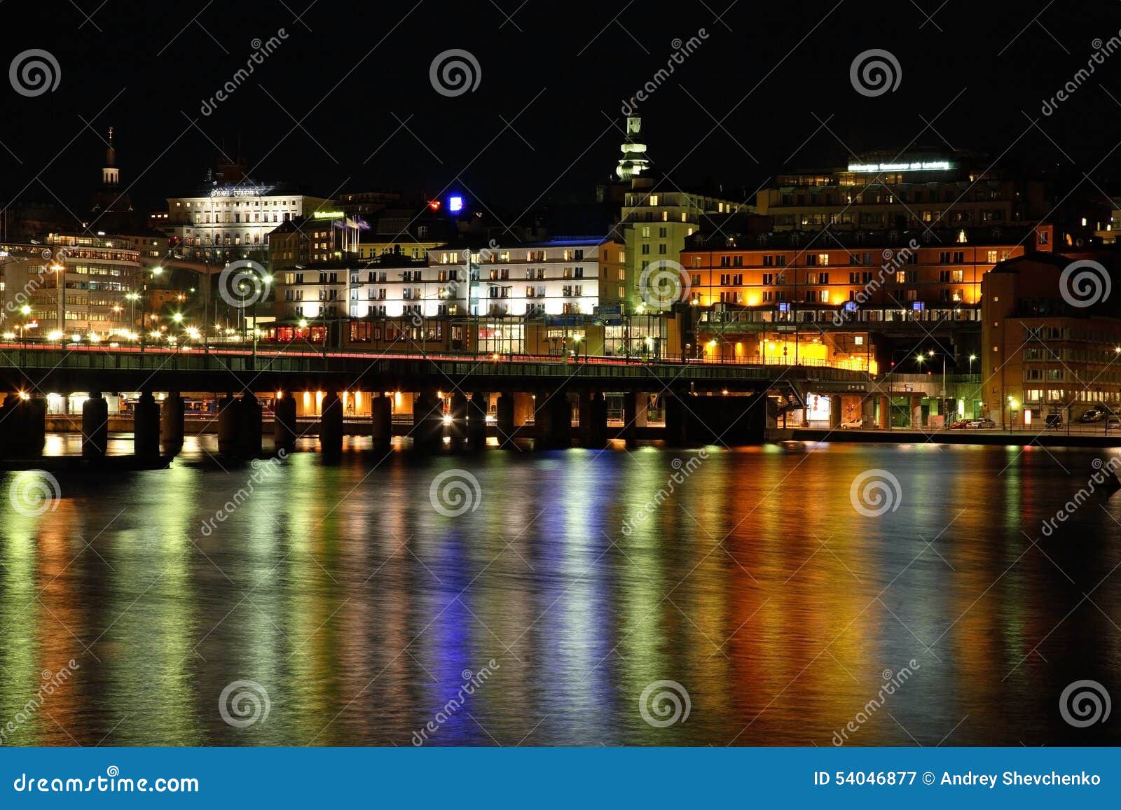 Bro stockholm natt sweden redaktionell arkivbild. Bild av reflexion ...