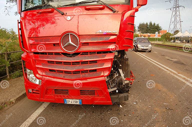 Broadside collision editorial photography. Image of drive - 39922132