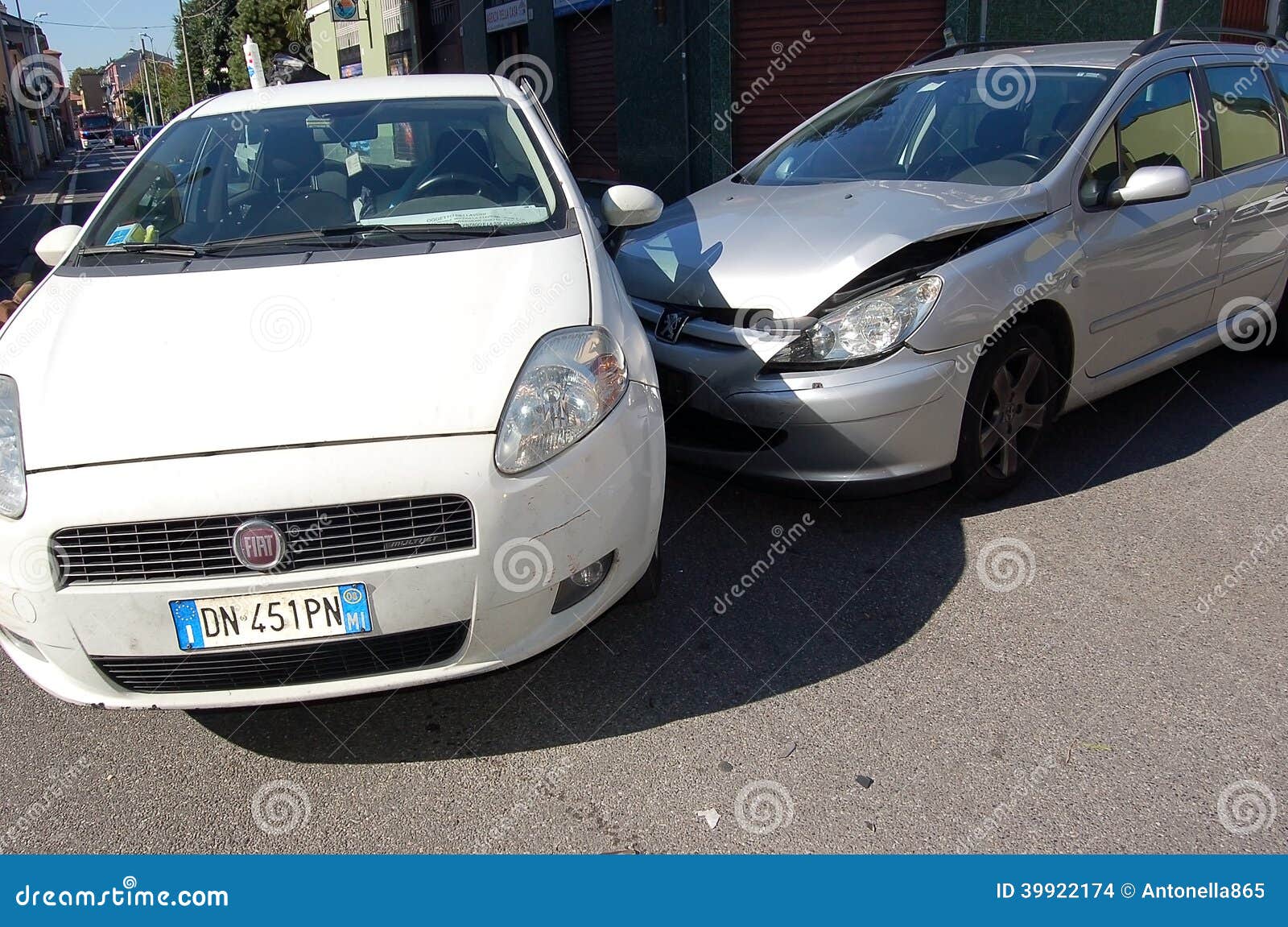 Broadside collision editorial stock image. Image of damage - 39922174