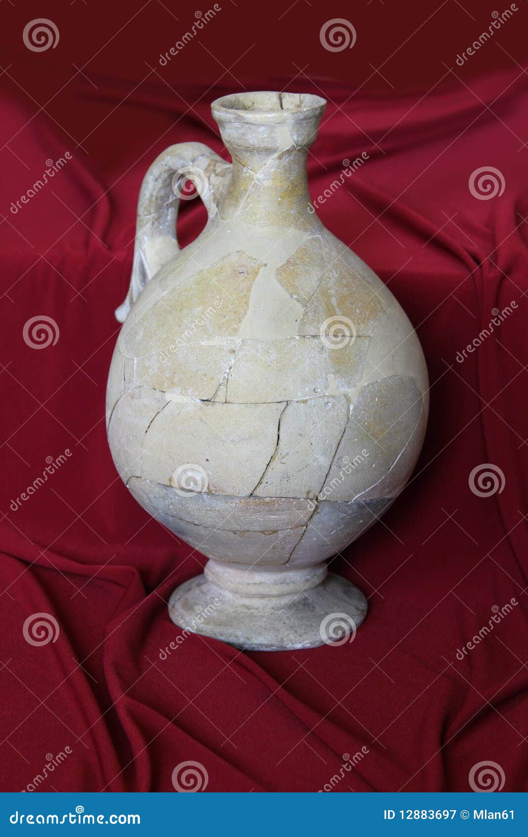 Brocca antica immagine stock. Immagine di esposizione - 12883697